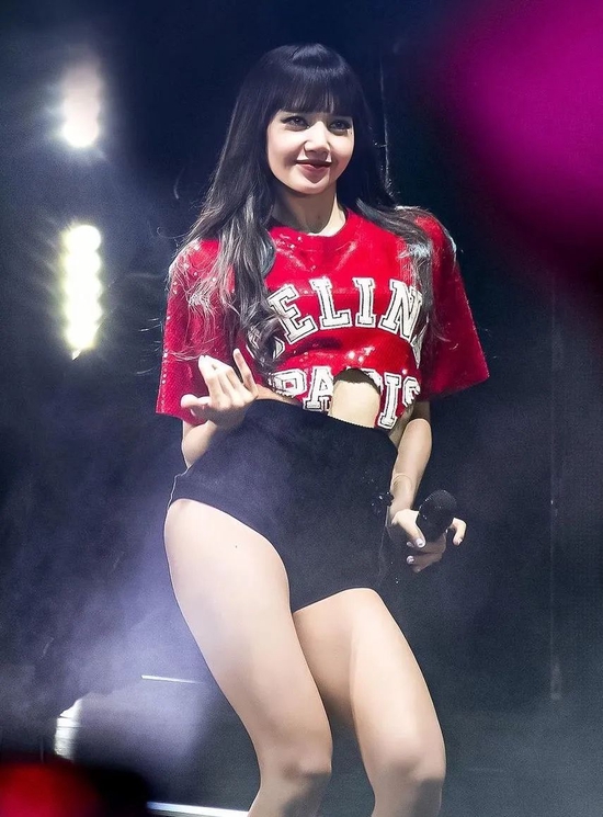 Lisa、Rosé同游伦敦还原电影情节？“五花肉”CP粉丝坐不住了！|Lisa|伦敦|大衣_新浪时尚_新浪网
