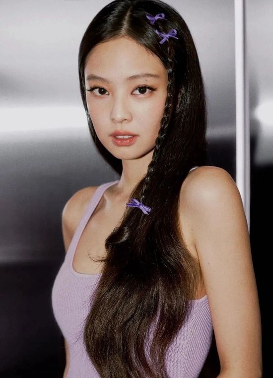 Jennie推动下的「Bowcore」美学风格，如何演绎全新的女性魅力？|蝴蝶结|Jennie|秋冬_新浪时尚_新浪网