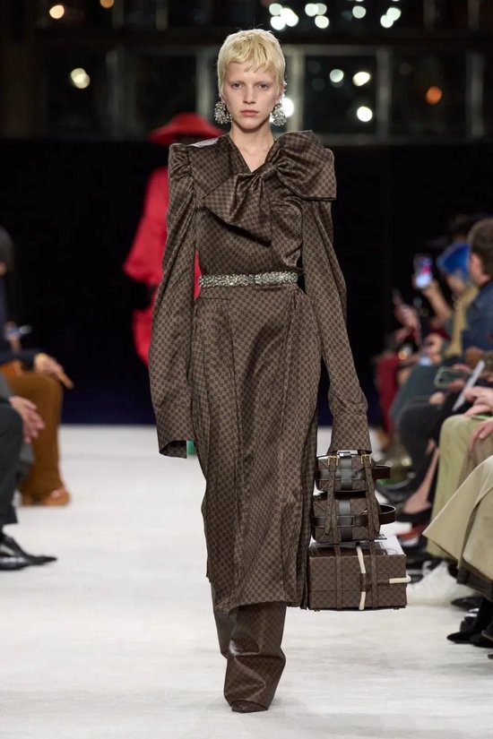 Jennie推動下的「Bowcore」美學風格 如何演繹全新的女性魅力？ - 新浪香港