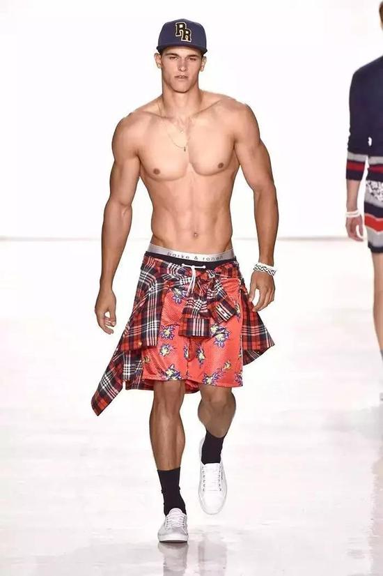 他被誉为身材最好的男模，如今终于大学毕业重新复出！|男模|身材|秀场_新浪时尚_新浪网