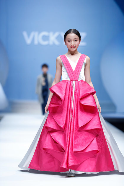 插上隐形翅膀 VICKY’Z百名天使掀亲子新风尚_手机新浪网