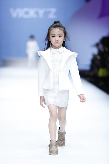 插上隐形翅膀 VICKY’Z百名天使掀亲子新风尚_手机新浪网