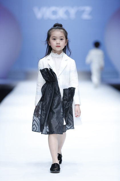 插上隐形翅膀 VICKY’Z百名天使掀亲子新风尚_手机新浪网