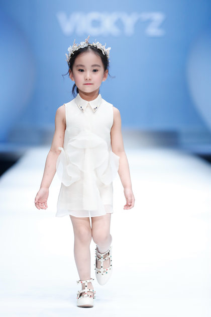 插上隐形翅膀 VICKY’Z百名天使掀亲子新风尚_手机新浪网