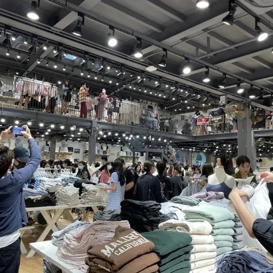 成千上万的女生在三里屯做BM女孩|bm风|穿搭|时尚_新浪时尚_新浪网