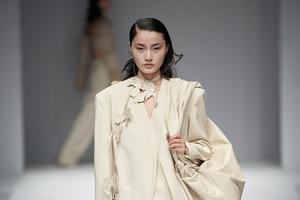 YOEYYOU 2021春夏系列：PASSING MOOD「即兴 随想」|YOEYYOU|中国国际时装周_新浪时尚_新浪网