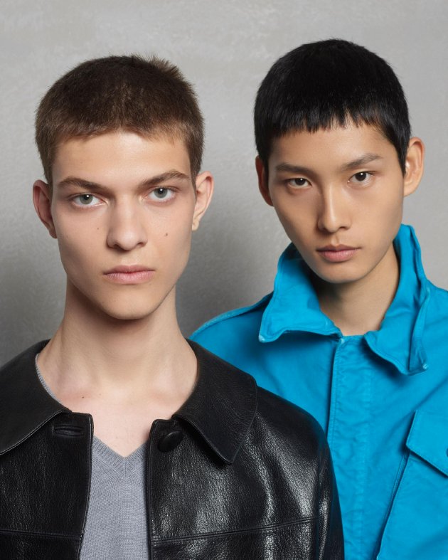 PRADA2025春夏男装时装秀-美妆全球创意彩妆艺术大师Lynsey Alexander打造秀场肌肤本质_新浪时尚_新浪网