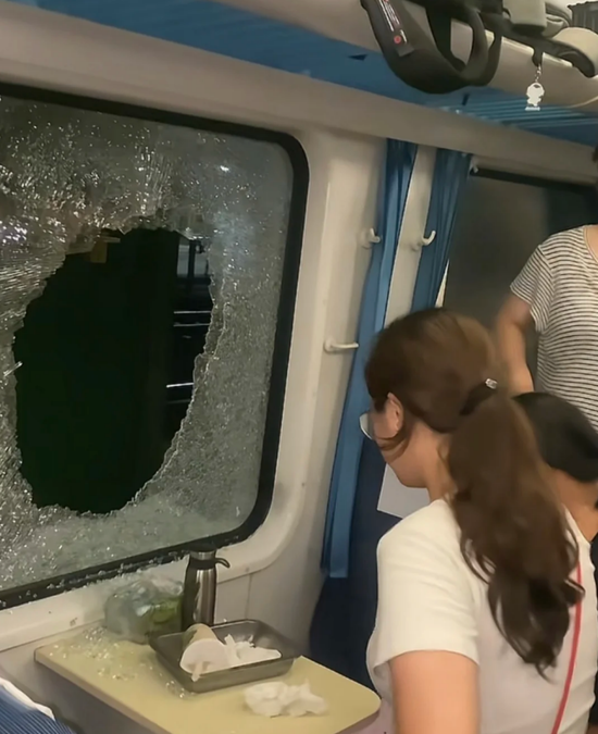 K1373次列车被货列“冲突”后脱线！乘客：停车约3小时，没空调非常闷热，小孩一直哭，后砸窗通风！官方道歉_新浪财经_新浪网
