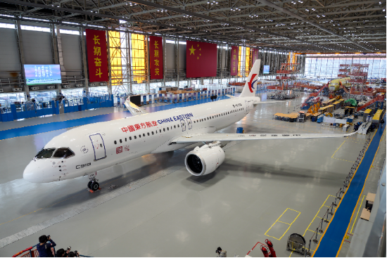 中国东方航空接收全球首架国产C919飞机 国产民机商业运营迈出“第一步”_手机新浪网
