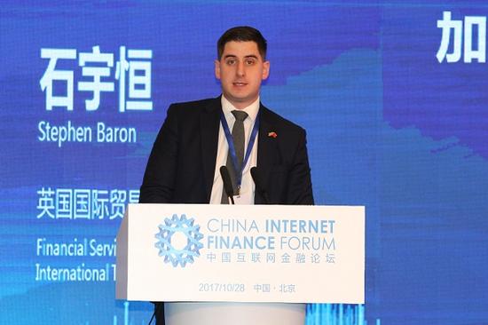 图说:英国国际贸易部金融服务专家Stephen Baron讲话_新浪财经_新浪网