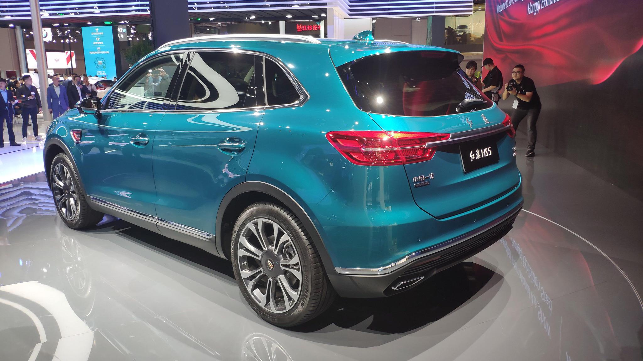 墨绿车色很少见,配自主2.0T+爱信6AT,一汽红旗HS5现身上海车展-新浪汽车