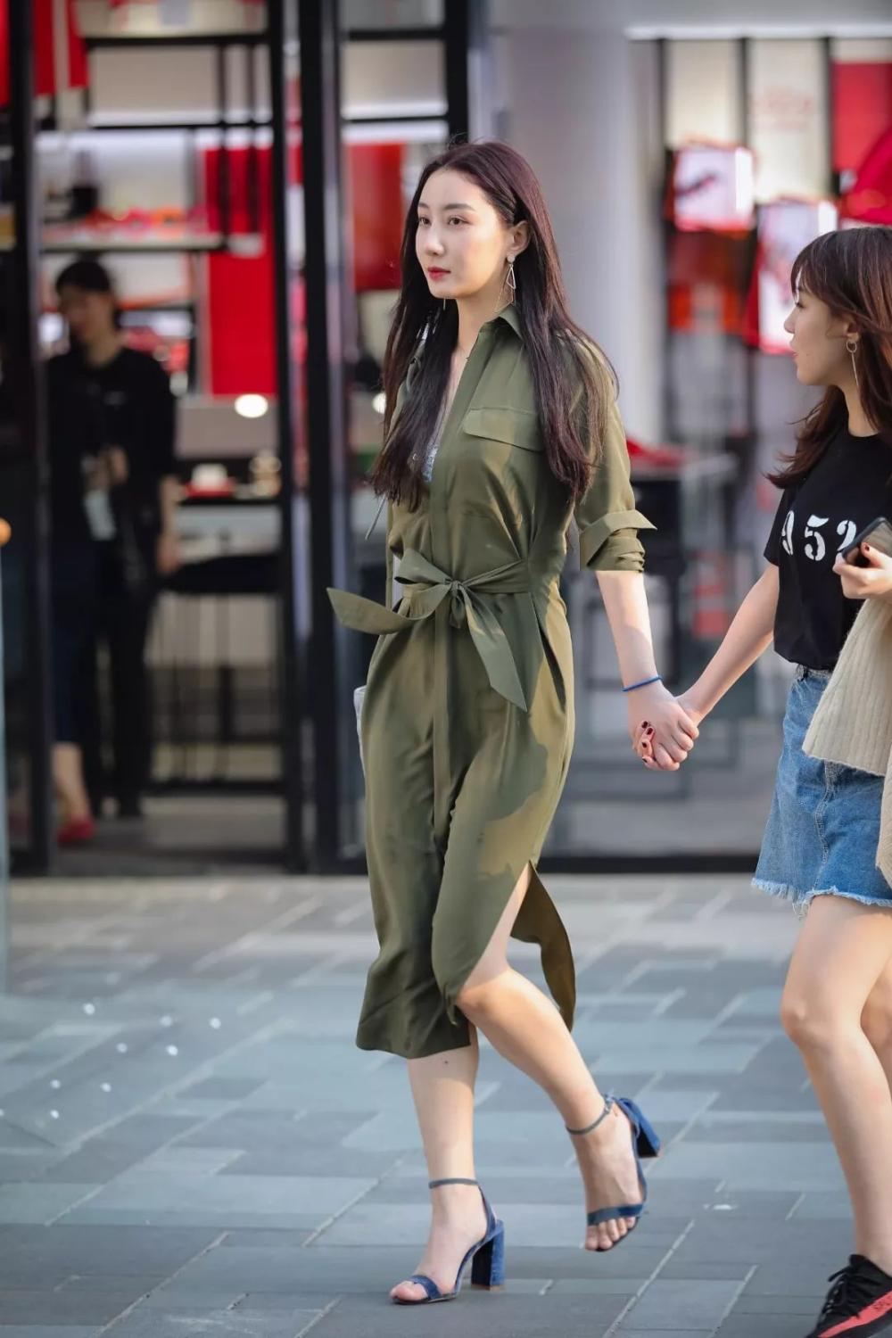 街拍颜值俊美穿着长裙高挑的小姐姐, 白皙性感回头率高!|小姐姐|性感|穿着_新浪新闻