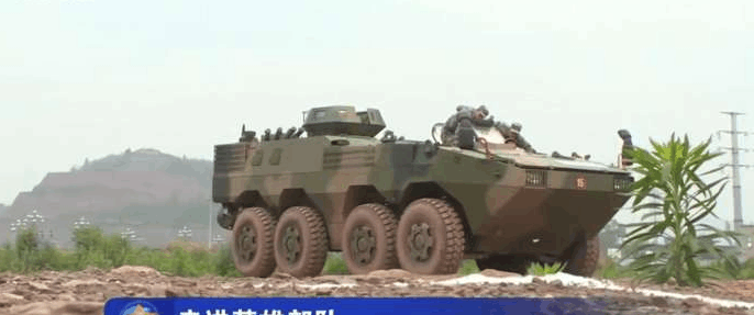 我军10式装甲车内部画面首次展示, 独特“悬空”座椅不怕IED|轮式|63式|输送车|装备|步战车_新浪新闻