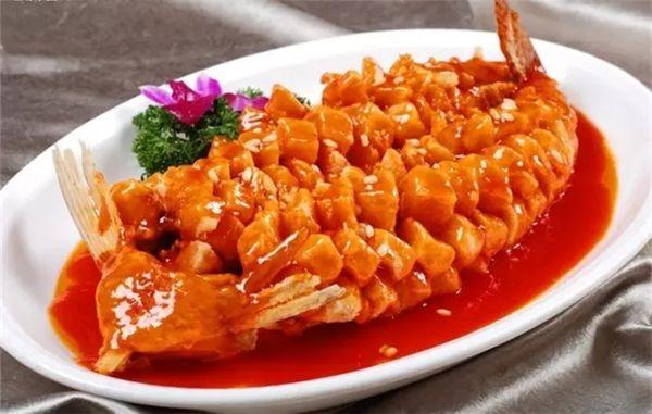 江苏美食糖醋松鼠鱼，酸甜入味，酥香脆嫩，做法简单