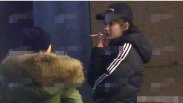 Angelababy烟瘾太大，医院换药时不忘抽烟，吞云吐雾手势娴熟|吸烟|烟瘾|女明星_新浪新闻