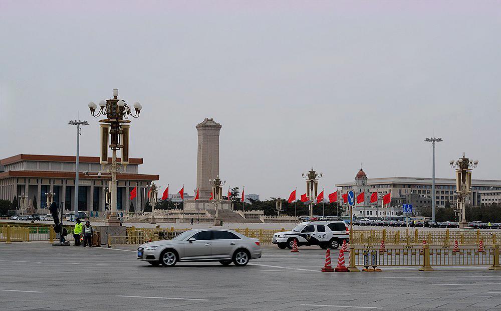 您知道天安门广场和长安街上的华灯外观上有什么不同吗？|天安门广场|华灯|长安街_新浪新闻