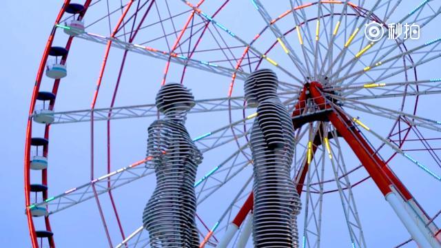 在格鲁吉亚的巴统，有一座会动的雕塑闻名于世，叫Ali and Nino...|巴统|格鲁吉亚|雕塑_新浪新闻