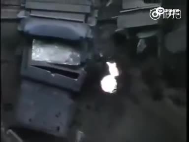 豹2坦克120毫米DM33穿甲弹对豹1坦克炮塔击穿慢镜头_手机新浪网