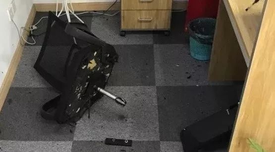 可怕！办公座椅突然爆炸，击穿电脑机箱！ 你屁股底下可能藏了个雷！|爆炸|升降椅|气压杆_新浪新闻