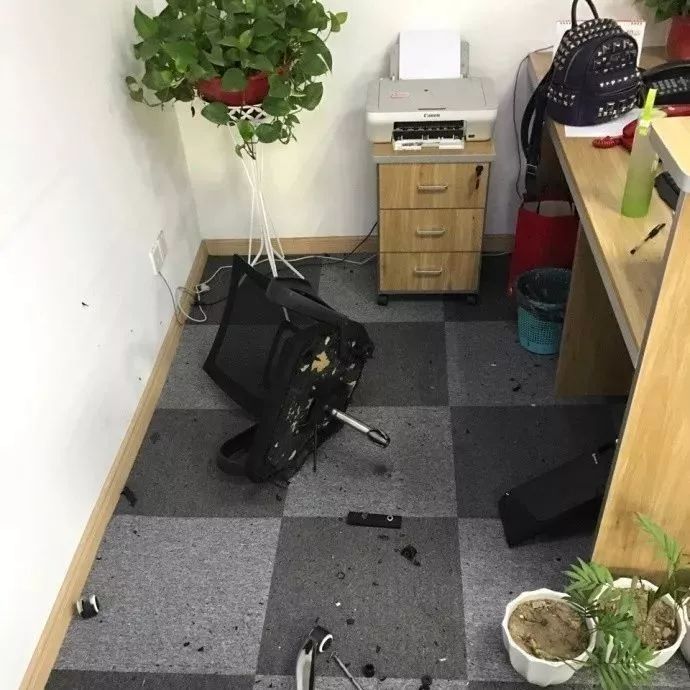 可怕！公司的办公座椅突然爆炸，现场一片狼藉……你屁股底下可能藏了个雷！|爆炸|升降椅|气压杆_新浪新闻