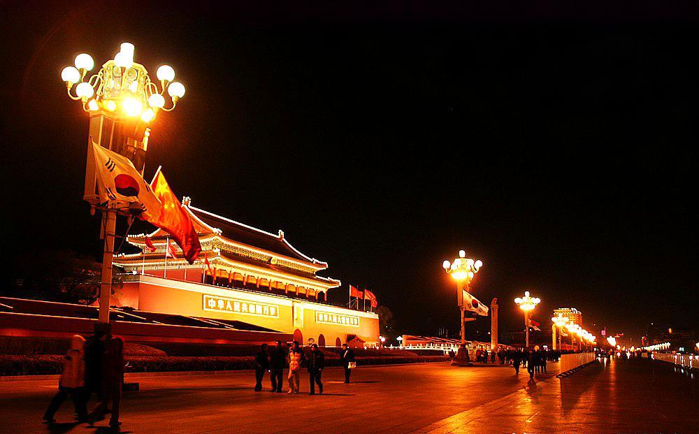 您知道天安门广场和长安街上的华灯外观上有什么不同吗？|天安门广场|华灯|长安街_新浪新闻