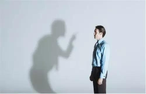 接受批评意见的过程，实际上是人们思想交锋的过程