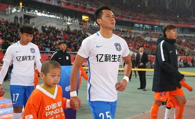 U25军训迎来射击天才，成绩超教官，看来打枪比射门厉害|高准翼|军训|教官_新浪新闻