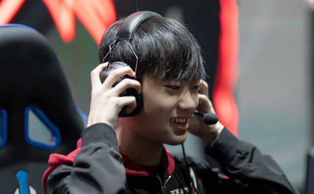 369被换下场的真正原因？疑似心态被打崩，白色月牙一直安慰|月牙|下场|战队_新浪新闻