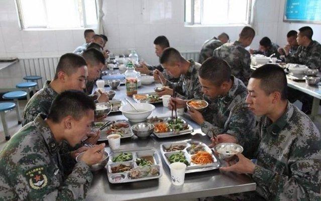 一个老兵讲述解放军95年到03年的伙食变迁！致敬解放军！