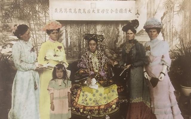 直击晚清皇室成员的老照片，张张都是绝版，图5溥仪为婉容点烟