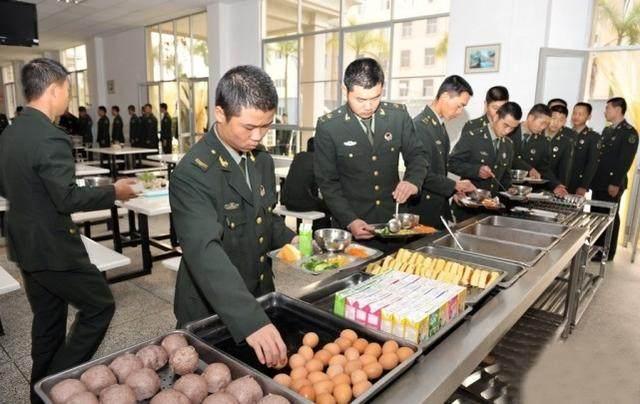 一个老兵讲述解放军95年到03年的伙食变迁！致敬解放军！