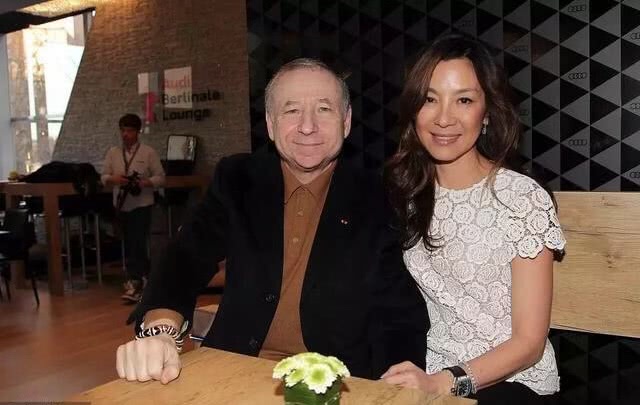 她是上流社会名媛，也是亚裔第一女打星，57岁与男友似情窦初开