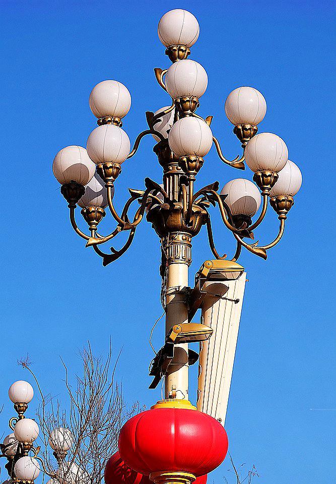 您知道天安门广场和长安街上的华灯外观上有什么不同吗？