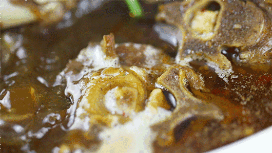 每天限量10000斤都供不应求！这家红了15年的店！你一定见过！|羊蝎子|容天|团长_新浪新闻