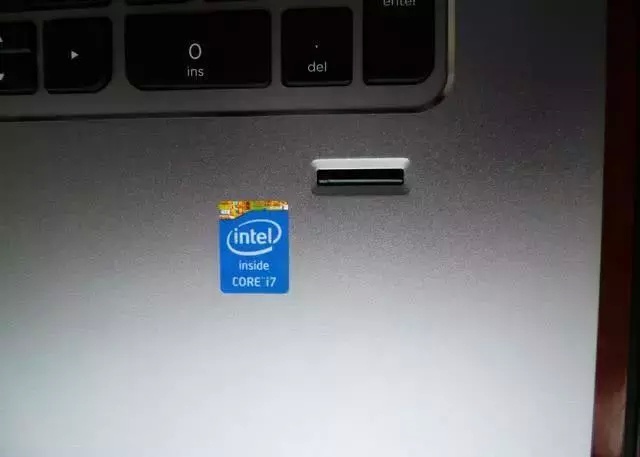 为什么电脑使用英特尔CPU，都会贴intel蓝标，背后的真实原因？__财经头条