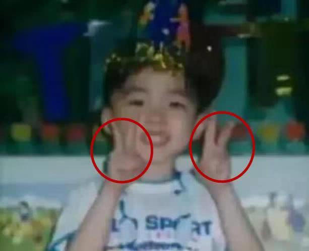 Faker小时候拍照动作很经典，从婴儿到成年变化太大！