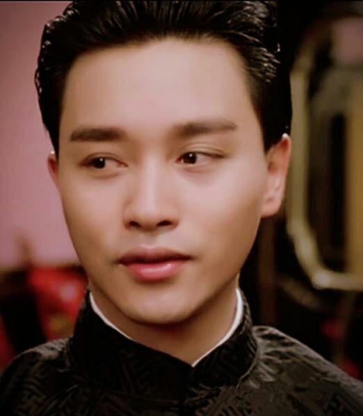 “美人在骨不在皮”男星，严宽自带狂拽范，张国荣30多岁还娃娃脸