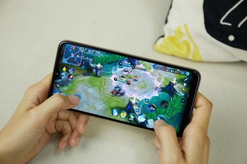 轻旗舰OPPO A7上手：颜值实力具备，续航强劲让人惊喜|旗舰|续航|吃鸡_新浪新闻