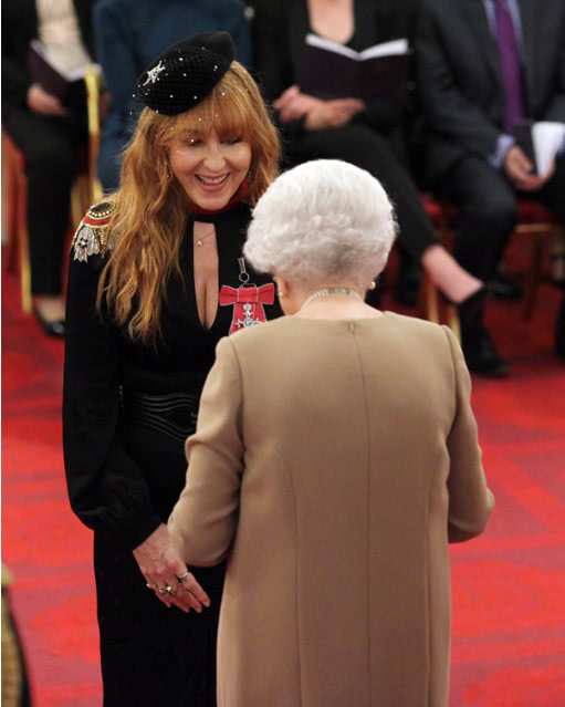 Charlotte Tilbury获英女王亲自授予的员佐勋章|勋章|美妆|英女王_新浪新闻