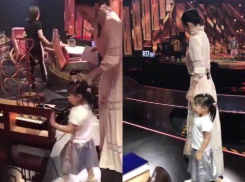 章子怡带爱女醒醒录节目，可爱俏皮不输戚薇家的小Lucky