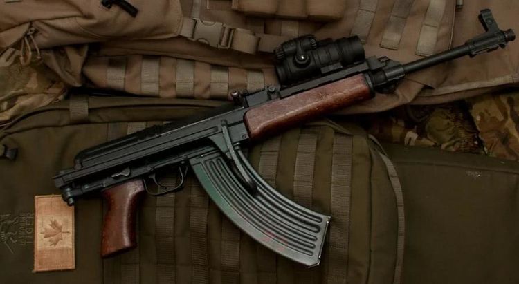 长着AK的模样，名字不是AK，八百发射速，精度比81扛高