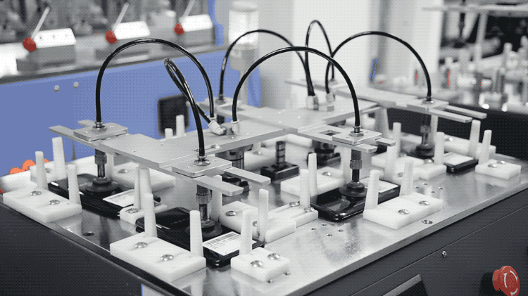 媒体参观OPPO工厂，详细探索了Find X的生产过程