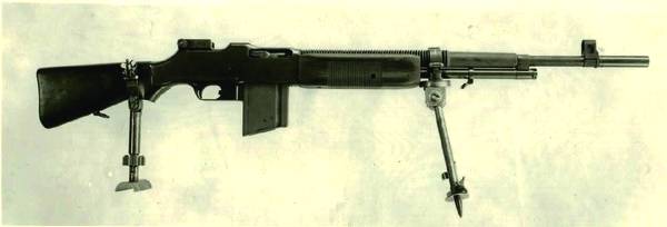 关于B A R：二战时美军将其当作轻机枪使用