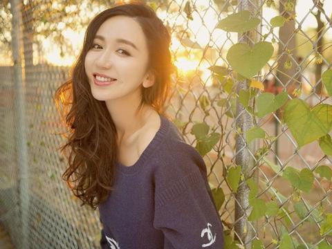 《爱情公寓》的胡一菲穿假裤子上台，让人眼前一亮|胡一菲|爱情公寓|娄艺潇_新浪新闻