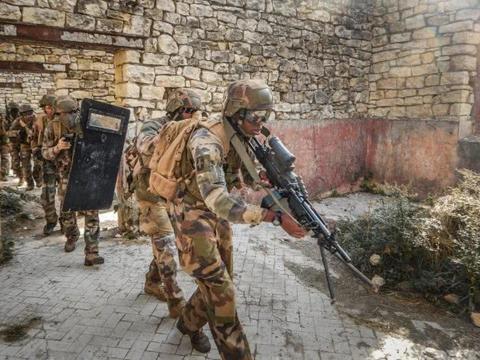 法国陆军巷战演练实拍，姿势虽摆的好看，但武器型号太杂乱了|巷战|米尼米机枪|陆军_新浪新闻