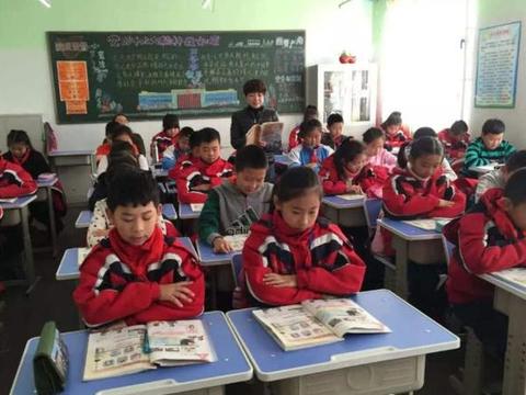 小学生水杯被塞满垃圾，家长私聊老师！回复：他奶奶说赔一个|家长|熊孩子|水杯_新浪新闻