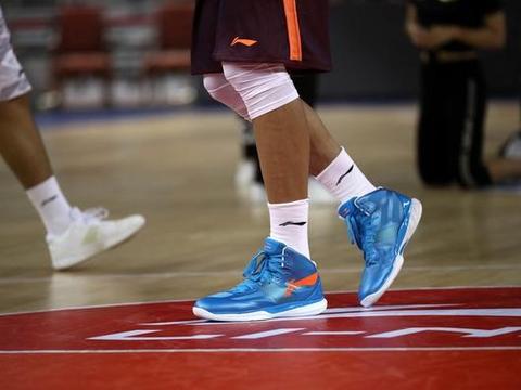 李宁垄断了CBA球鞋，为什么球员不穿韦德之道的篮球鞋？_新浪新闻