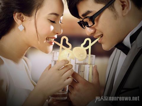 泡妞技巧之学会巧妙观察女生对你是否有好感|女生|好感|技巧_新浪新闻