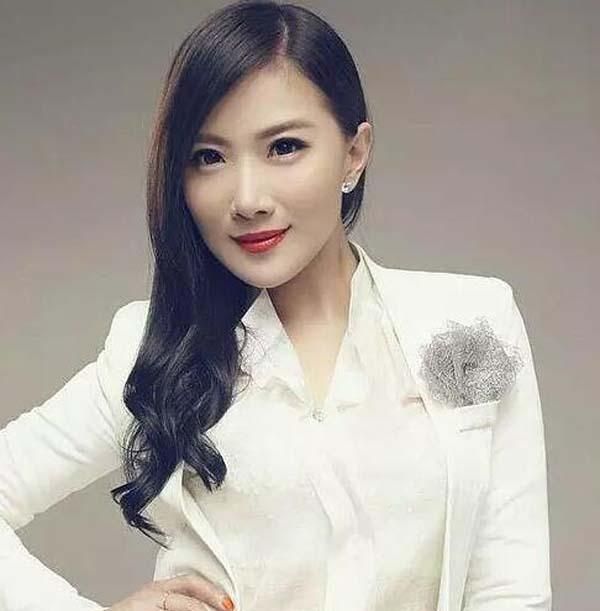 她是《非常完美》女主持，男搭档因车祸去世，传闻嫁给百亿富豪