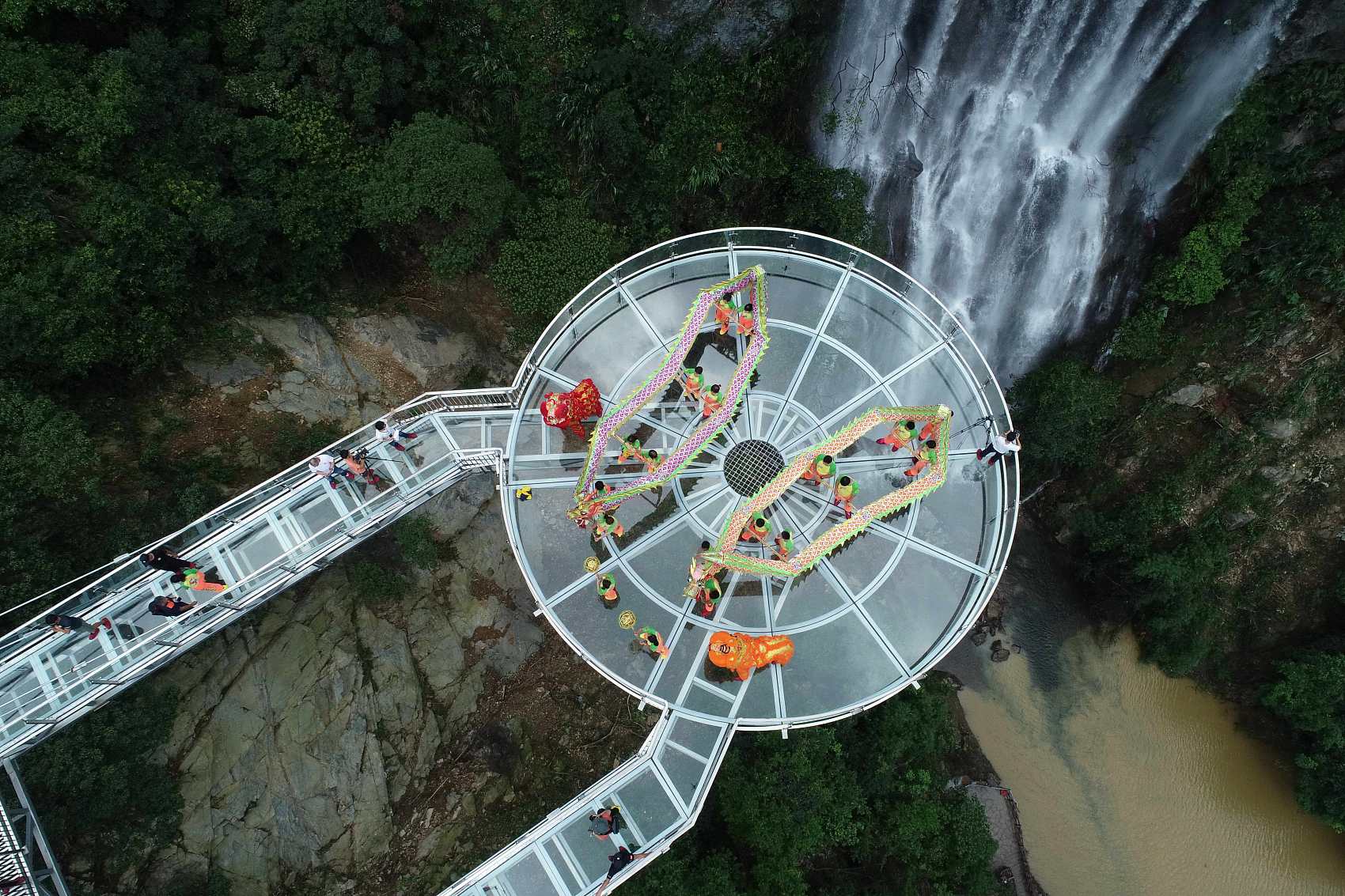 悬空27米！这座耗资上亿的玻璃平台开放|悬空|玻璃桥|万丈崖_新浪新闻